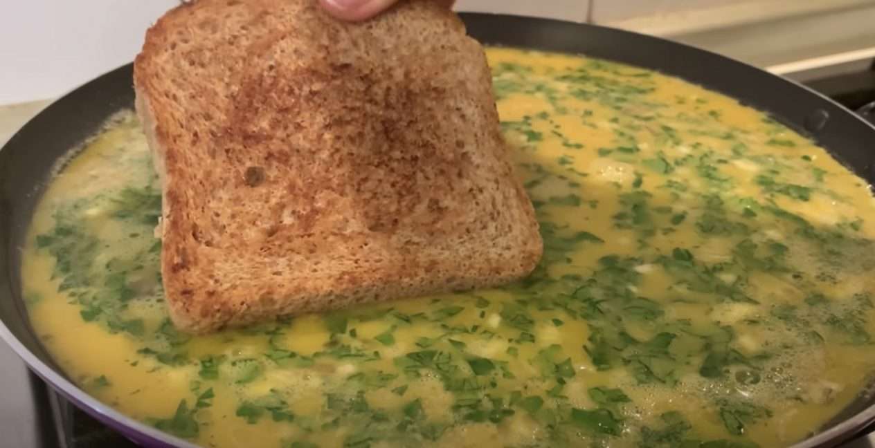 Aseta paahtoleipäsiivut munakkaan sekaan - täyttävä aamupala on valmis!