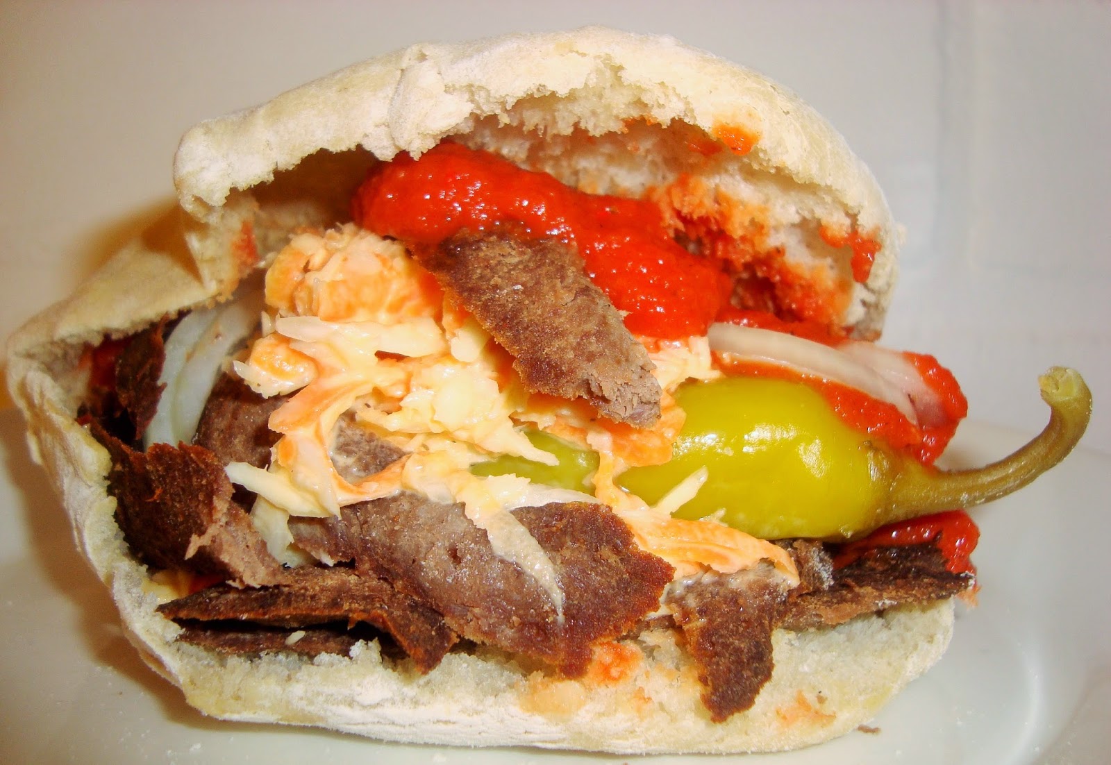 Kebab, pitaleipä ja kebablihan valmistus