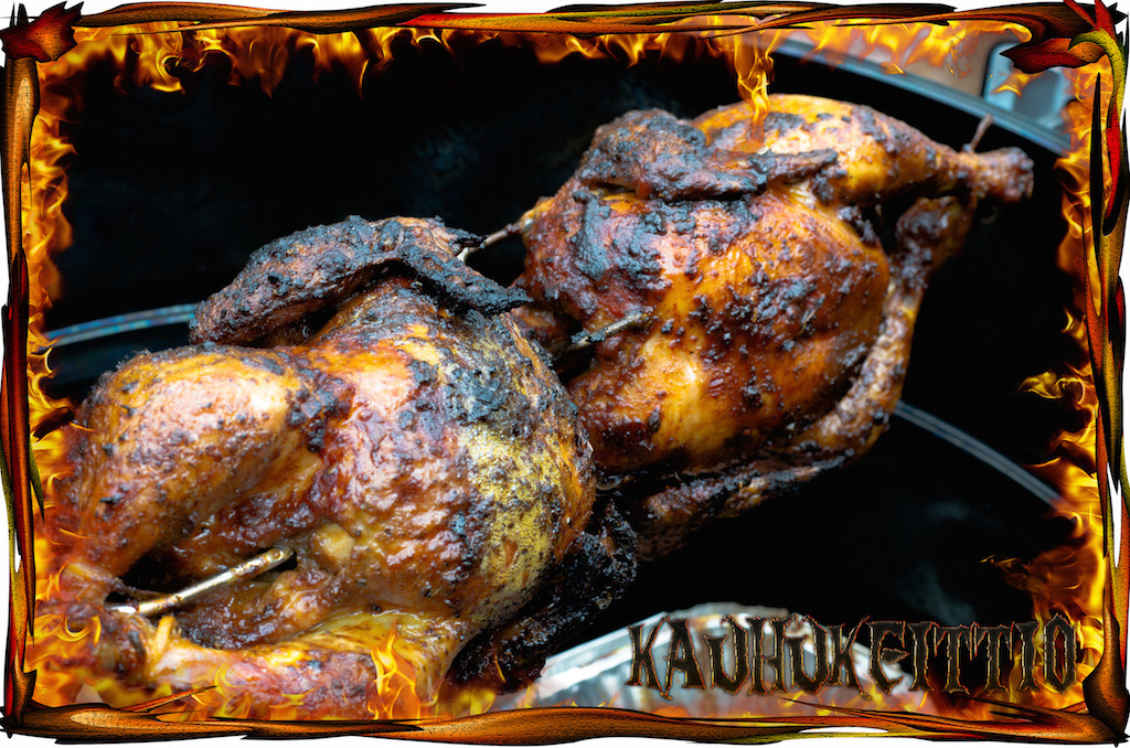 Kokonainen broileri vartaassa