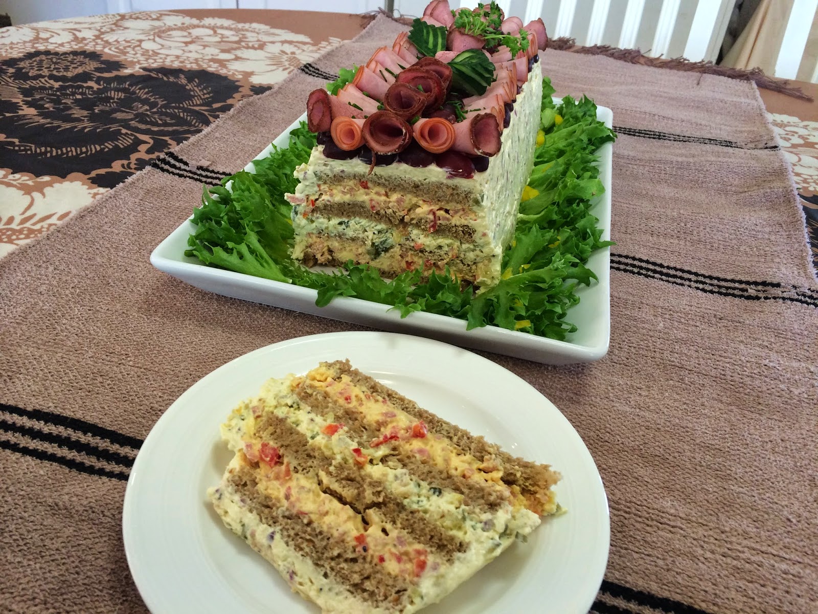 Kinkku-suolakurkku-voileipäkakku