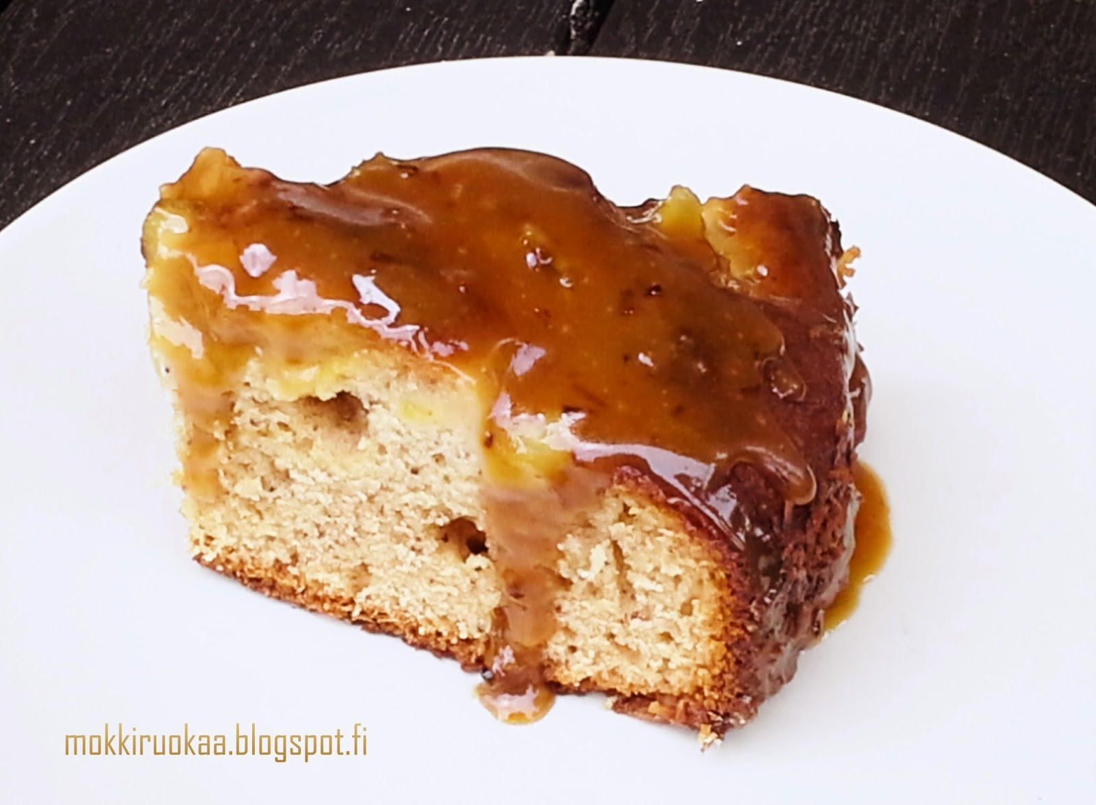 Raparperi-kinuskikakku