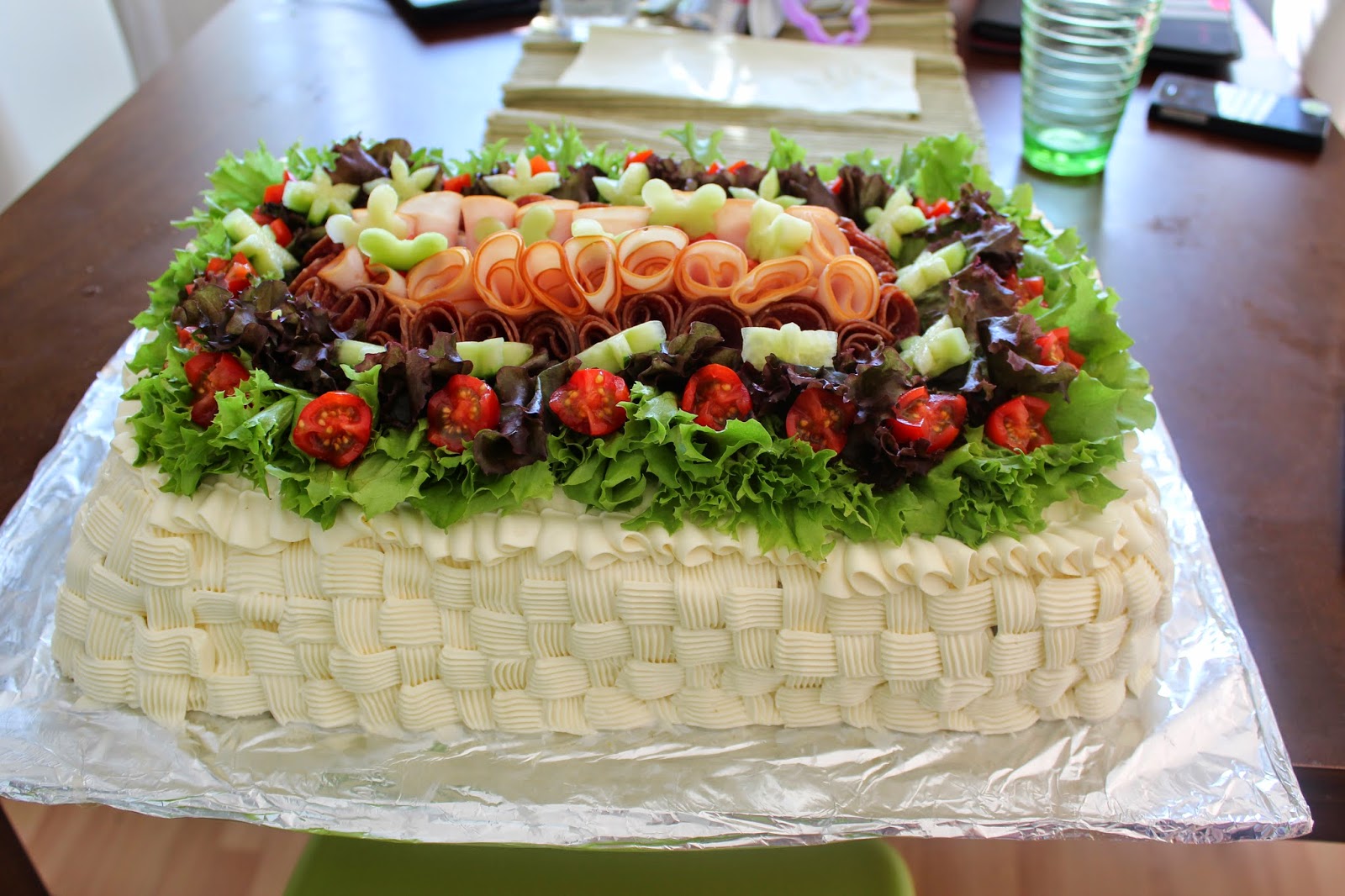 Kinkku-meetvurstivoileipäkakku