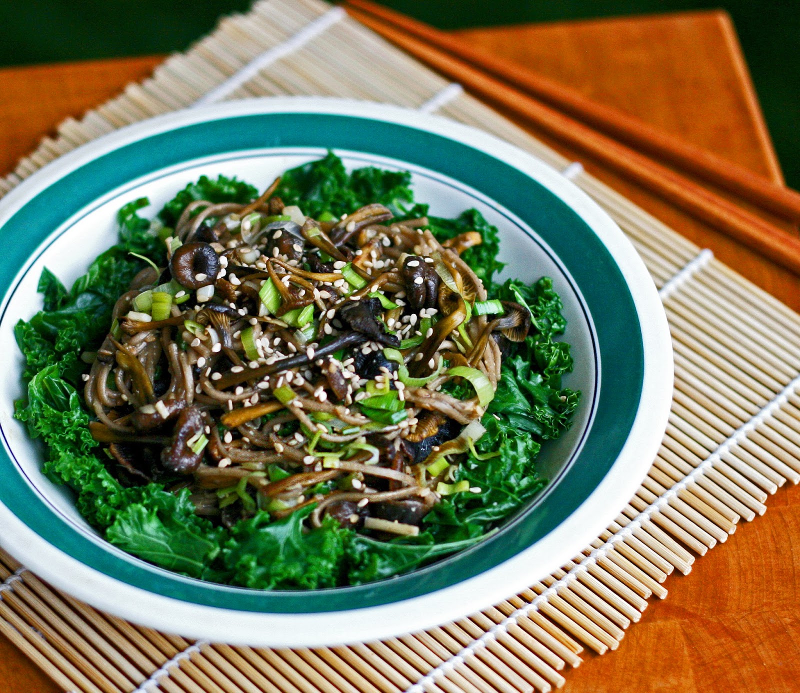 Sobaa & Suppilovahveroita miso-kastikkeella