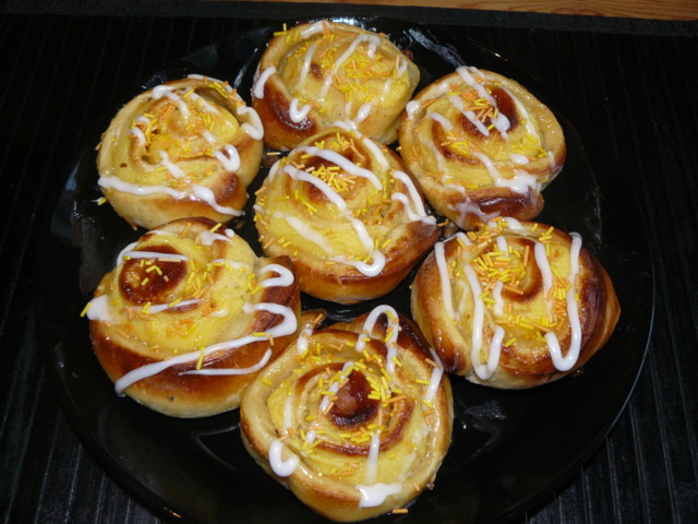 Pullaa sitruunatäytteellä