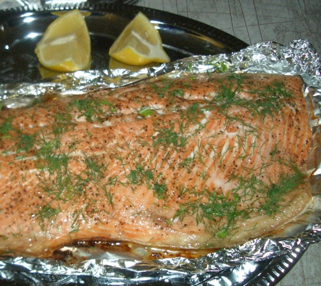 Lohifilee köllöttelee grillissä