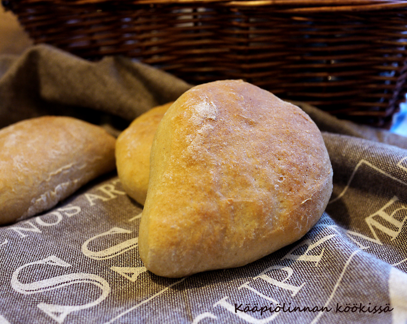 Helpoista helpoimmat speltti-vehnäsämpylät