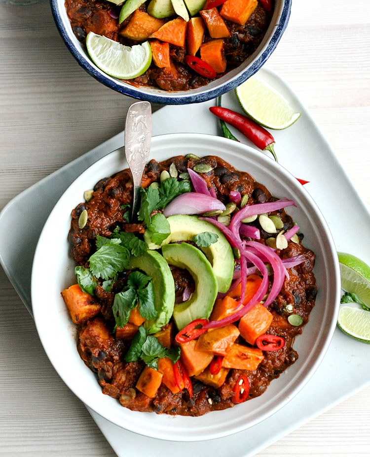 Mustapapuchili | Black bean mole chill