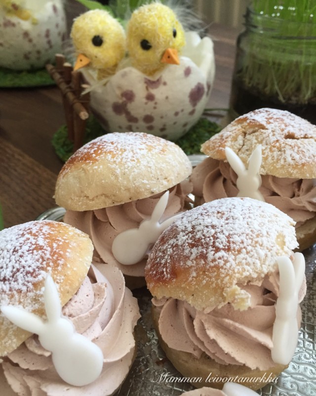 Pääsiäiseen täytetyt pullat