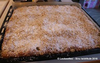 Mehevä raparperipiirakka mantelitwistillä – Mahlane rabarberikook ...