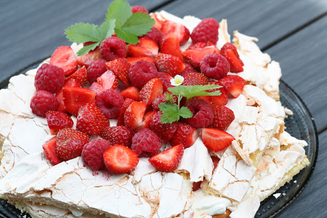 Britatorttu mansikoilla ja vadelmilla