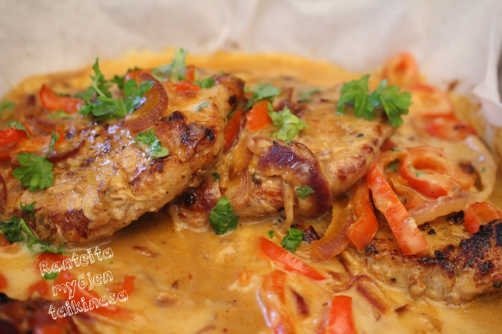 Mehevät possun pihvit kermakastikkeessa