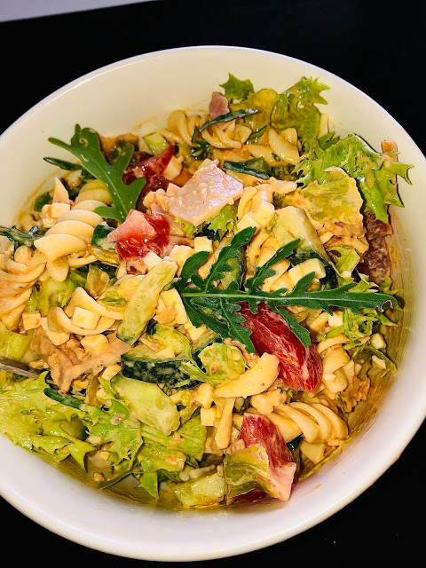 Kinkku-juustosalaatti