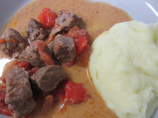 Gulassi haudutuspadassa